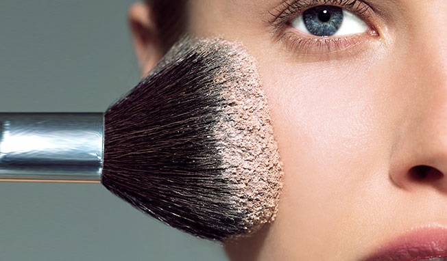 Pose de la poudre et pose du cosmétique sur les cils - Club des ...